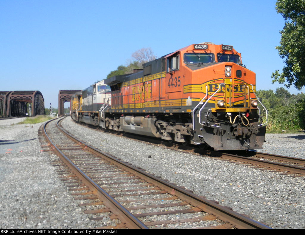BNSF 4435